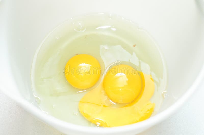 Zwei rohe Eier stockfoto. Bild von frisch, kochen, eier - 18776014