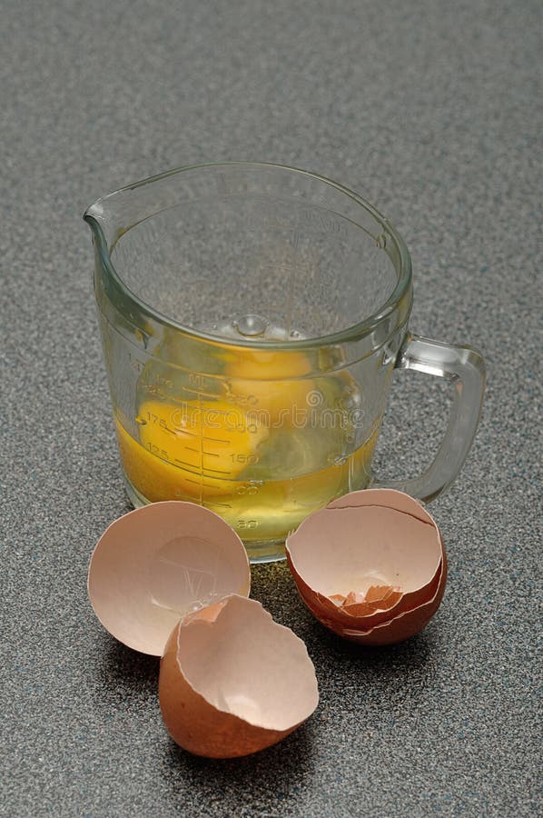Zwei Rohe Eier In Einer Messenden Schale Mit Eierschalen Stockfoto ...