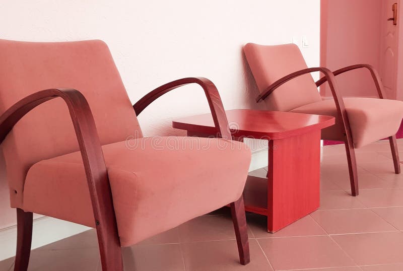 Zwei Rosa Sessel Und Ein Couchtisch Dazwischen an Einer Rosa Wand, Ein ...