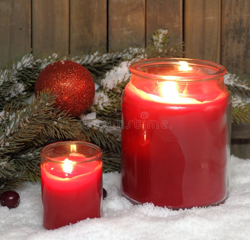 Zwei rote Weihnachtskerzen stockbild. Bild von kerze - 32915765