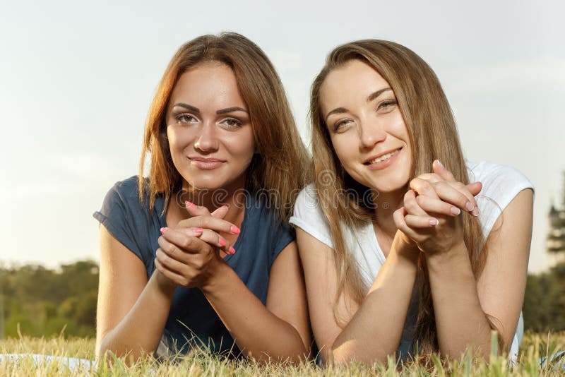 Zwei Attraktive Freundinnen Im Park Stockfoto - Bild von freundschaft ...