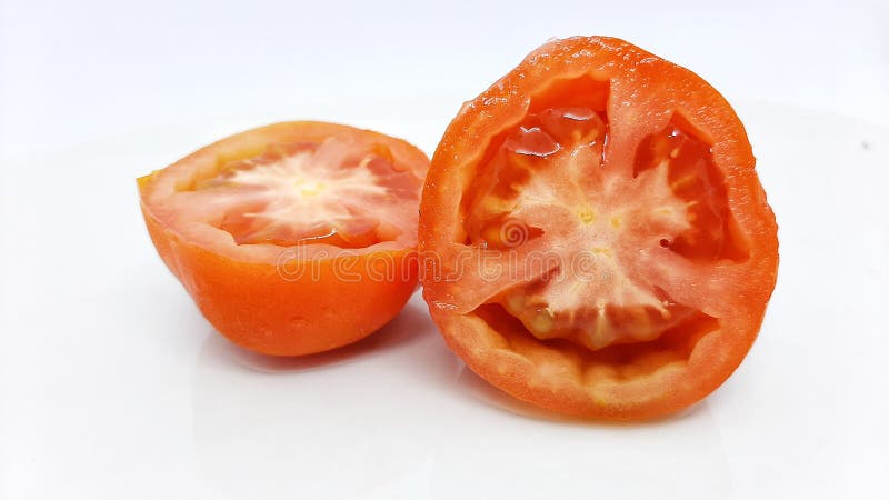 Zwei Scheiben Tomaten Auf Weißem Hintergrund Stockfoto - Bild von küche ...