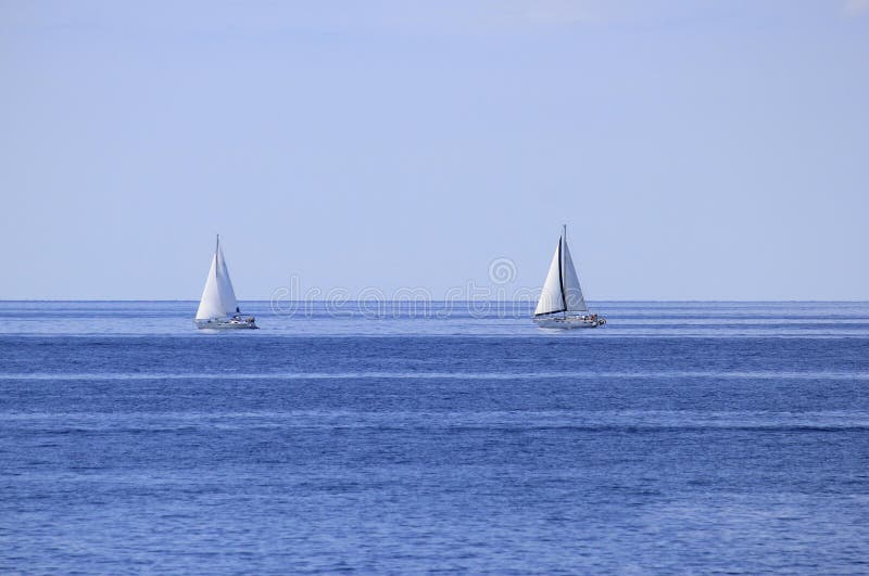 Zwei Segelboote Auf Horizont Der Hohen See Stockbild - Bild von segeln ...