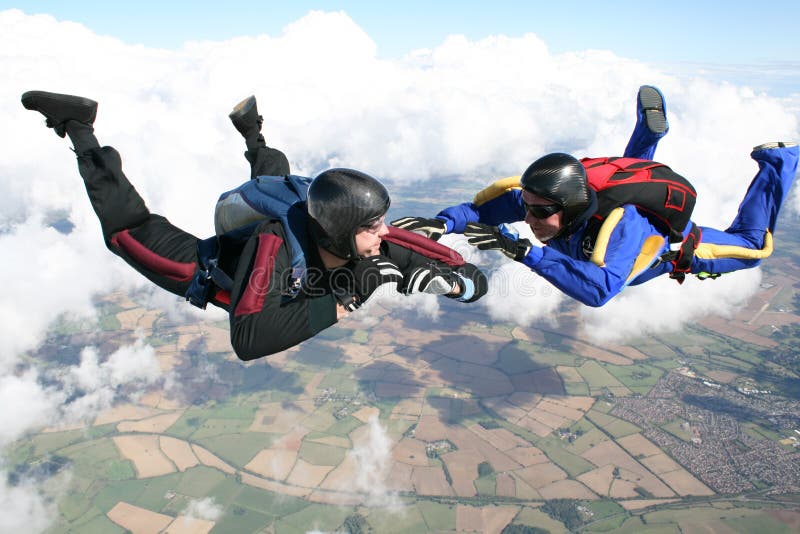 Zwei Skydivers Im Freien Fall Stockfoto - Bild von flugwesen, gruppe ...