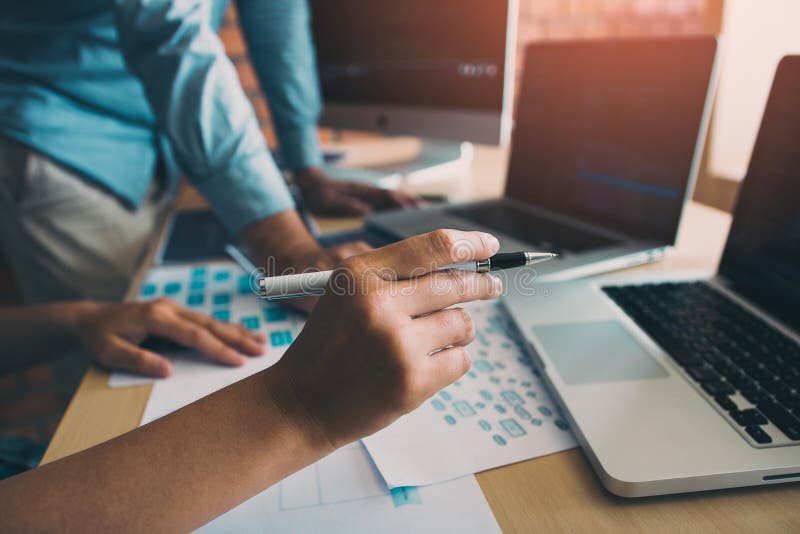 Zwei Softwareentwickler Analysieren Zusammen ?ber Den Code, Der in Das ...