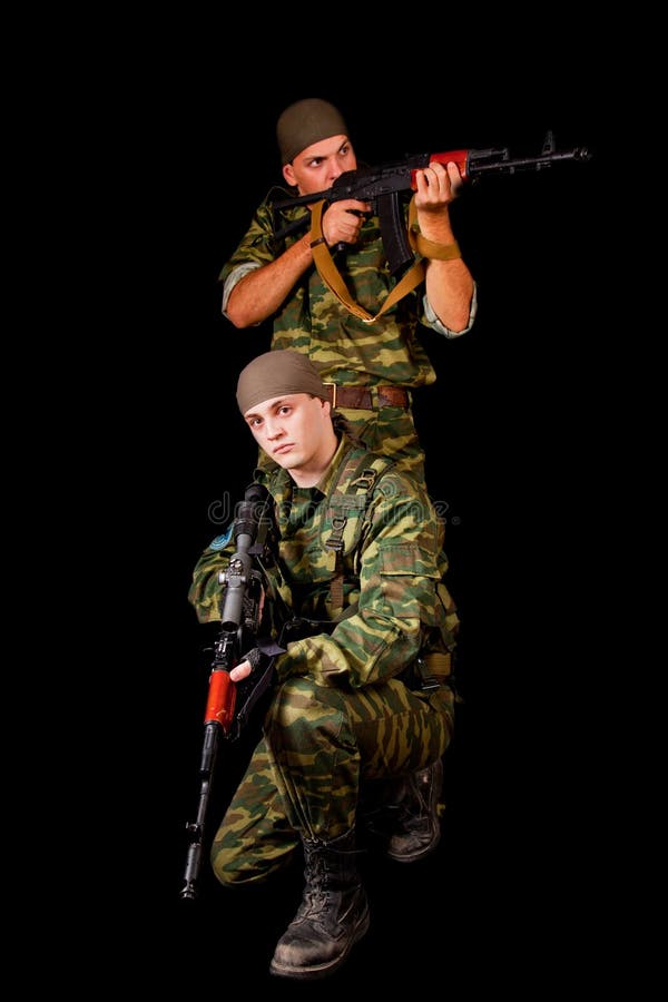 Zwei Soldaten mit Waffe stockbild. Bild von besetzung - 18939473