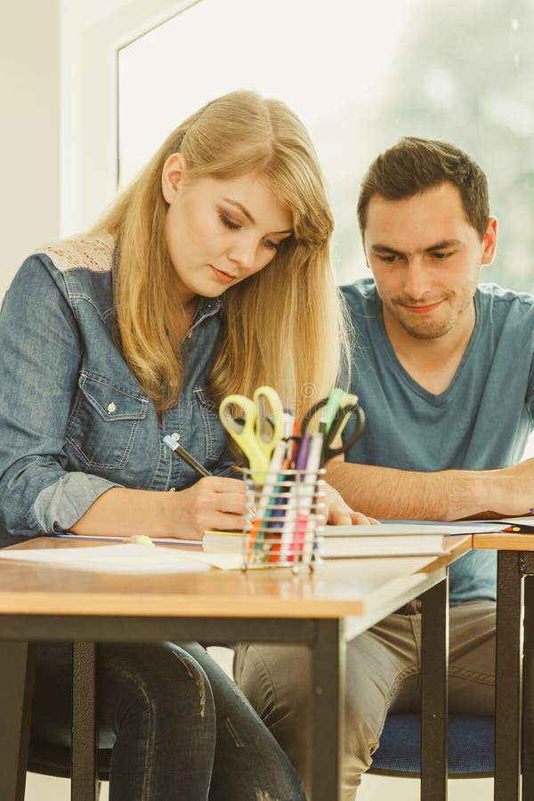 Zwei Studenten in Der Klasse Stockfoto - Bild von vortrag, frauen ...
