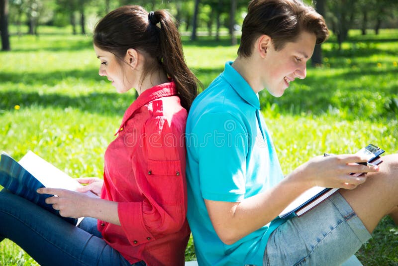 Zwei Studenten, Die Im Park Studieren Stockbild - Bild von männer ...