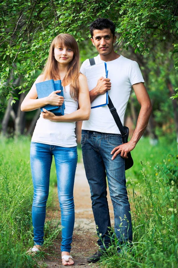 Zwei Studenten, Die Im Park Auf Gras Studieren Stockfoto - Bild von ...