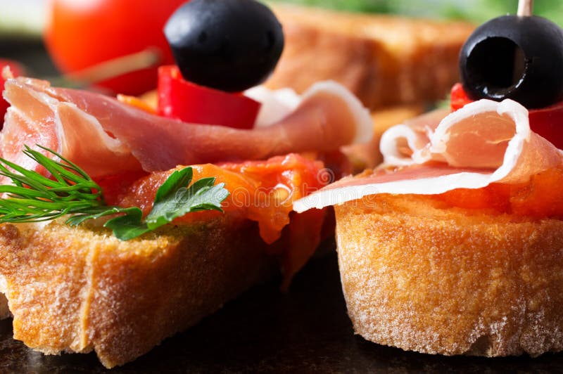Zwei Tapas Mit Jamon Mit Tomate Stockbild - Bild von frühstück ...