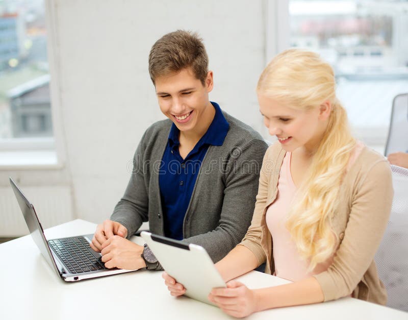 Zwei Teenager Mit Laptop- Und Tabletten-PC in Der Schule Stockfoto ...