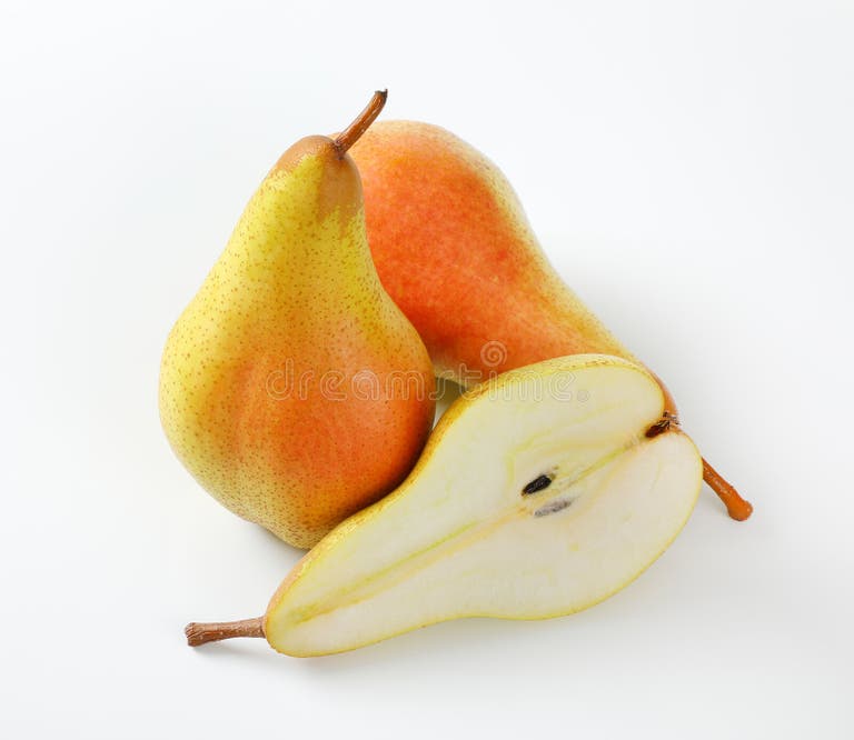 Zwei und halbe Birnen stockfoto. Bild von halb, schnitt - 114772174