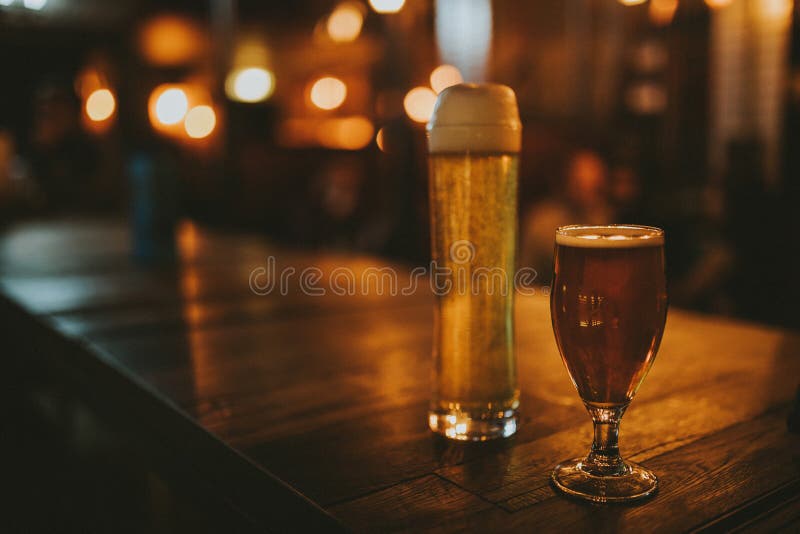 Zwei Verschiedene Biere Auf Einem Holztisch Stockbild - Bild von london ...