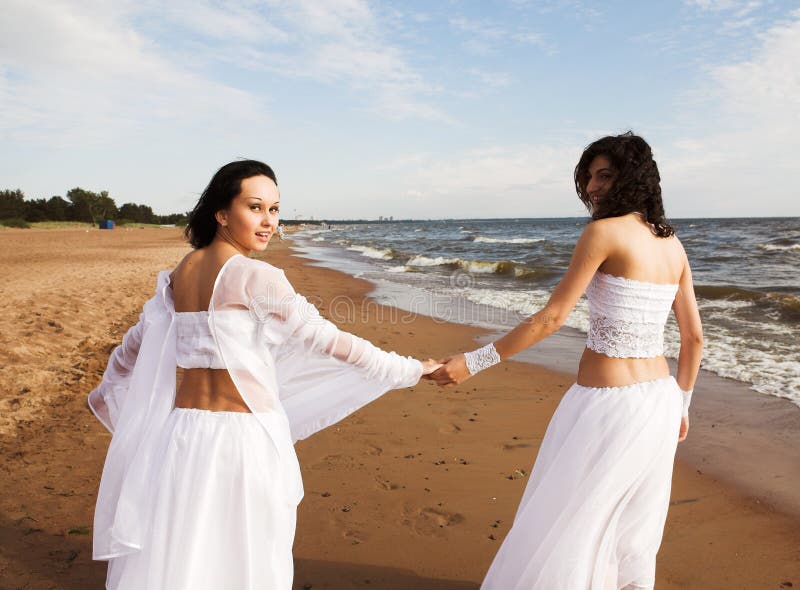 Zwei Weiße Engel Auf Dem Strand Stockbild - Bild von kleidung, küsten ...