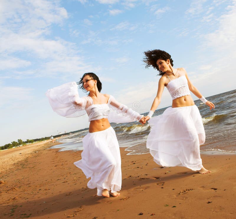 Zwei Weiße Engel Auf Dem Strand Stockbild - Bild von kleidung, küsten ...