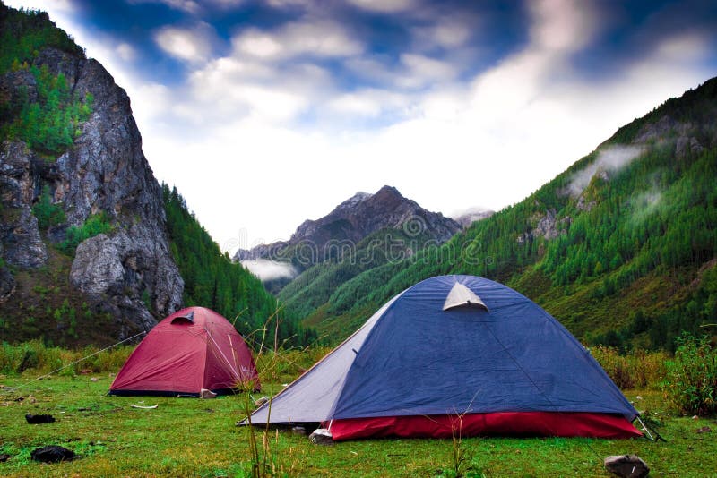 Zwei Zelte stockfoto. Bild von berge, zelte, wolken, wiese - 6666968