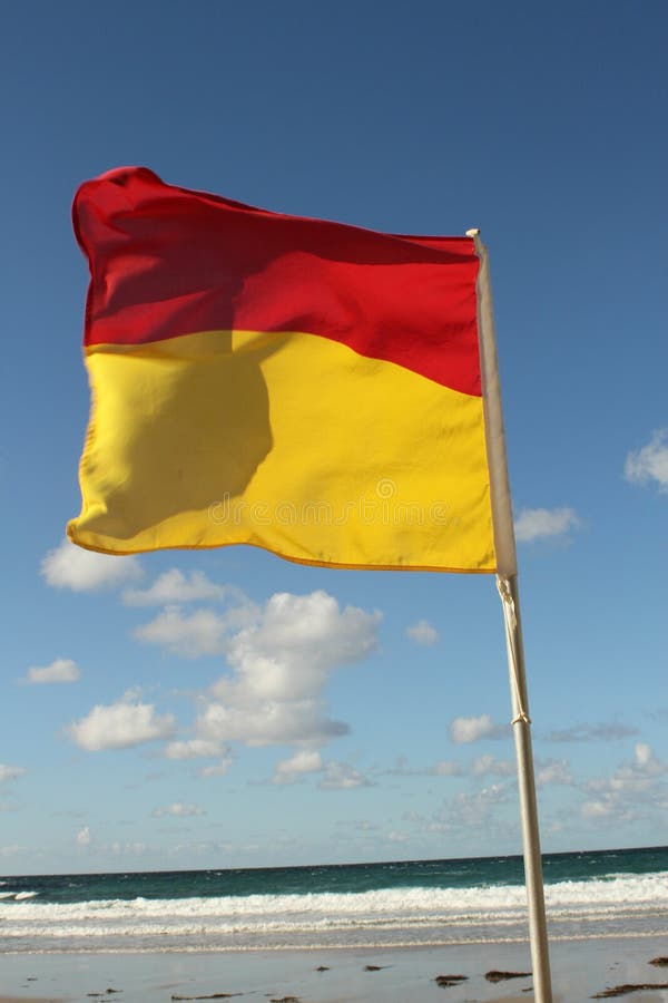 Zwemmende Vlag Op Het Strand Stock Afbeelding - Image of kustwacht ...