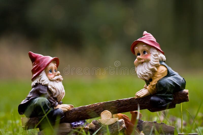 Zwerge stockbild. Bild von zwerge, gras, wippe, spielen - 6931249