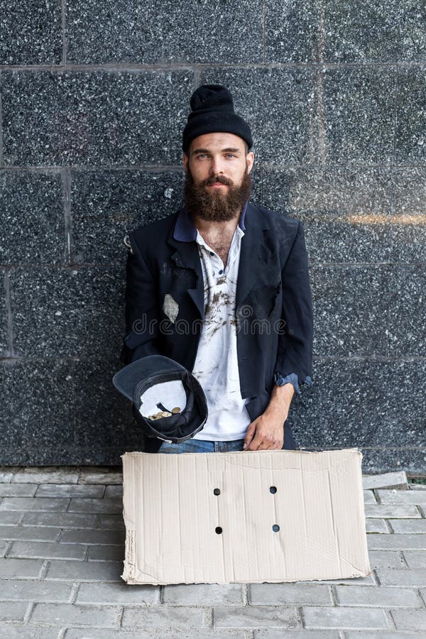 Zwerver met computer stock foto. Image of internet, mannetje - 76421494