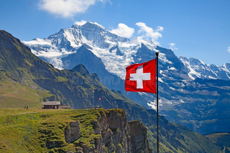 Zwitserse Vlag Die Over Alpien Landschap Vliegen Stock Afbeelding ...