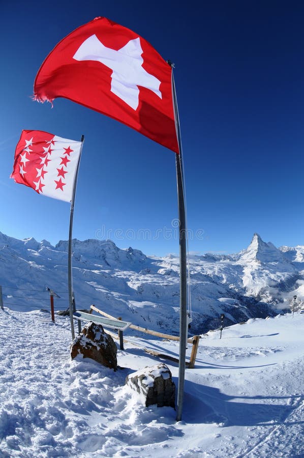 Zwitserse vlag op berg stock foto. Image of berg, klimmen - 8766186