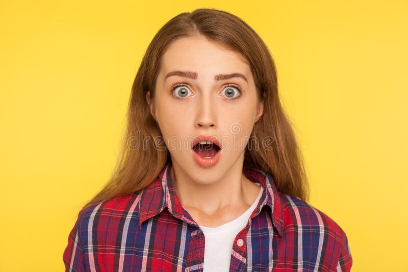 Increíble Retrato De Una Emocionada Mujer Sorprendida Con Una Camisa A