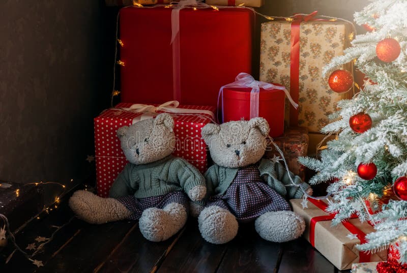 árbol De Navidad Con Regalos Y Osos De Peluche Imagen De Archivo