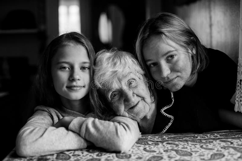 Äldre Kvinnlig Mormor Med Hennes Vuxen Dotter Svartvit Bild Arkivfoto