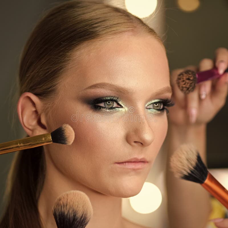 École Professionnelle De Maquillage Fille Obtenant La Poudre Sur La