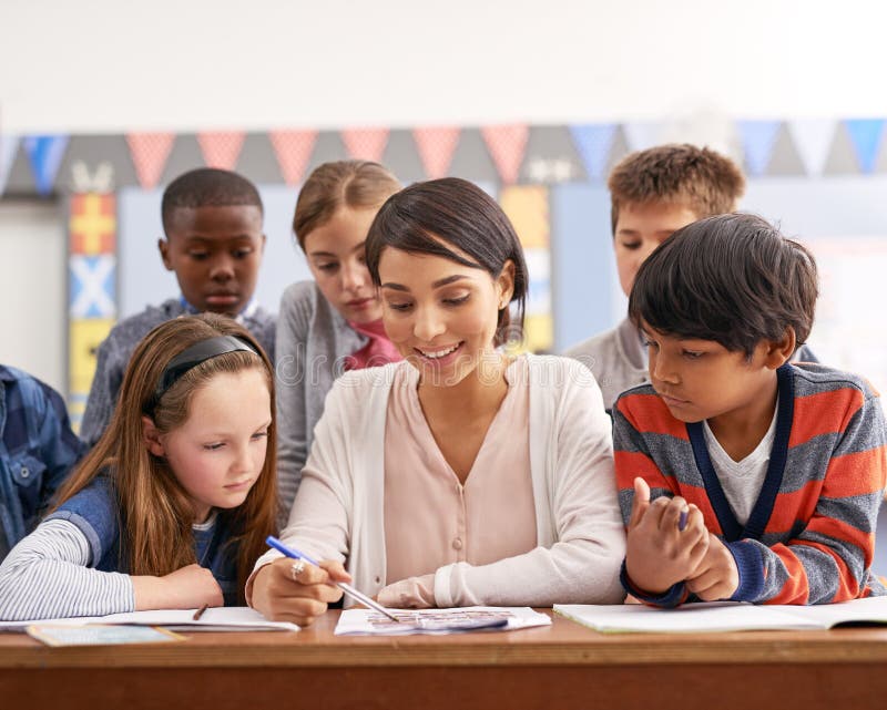 écoute Attentive. élèves De L'école Primaire En Classe. Photo stock - Image du universitaire ...