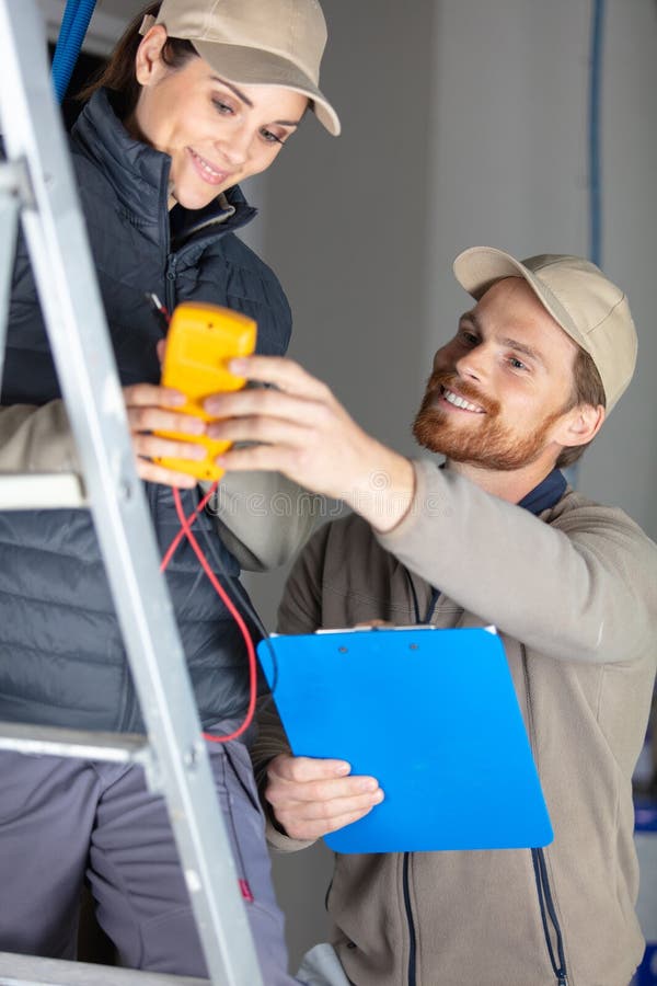 électricien et apprenti photo stock. Image du protection - 300772020