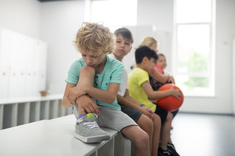 Élève Triste S'asseyant Devant Ses Camarades De Classe Photo stock ... Élève Triste S'asseyant Devant Ses Camarades De Classe Photo stock ...