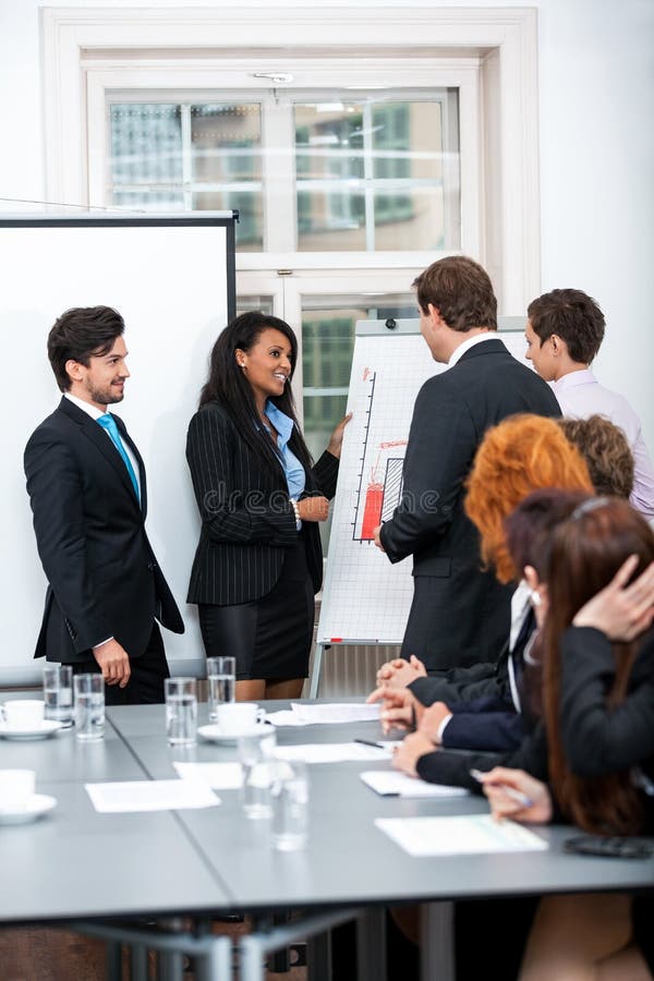 Équipe D'affaires Dans La Présentation De Réunion De Bureau Image stock - Image du éducation ...