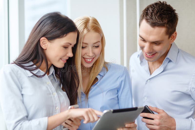 Groupe De Personnes Travaillant Avec Des Ordinateurs Portables Dans Un Bureau Photo stock ...