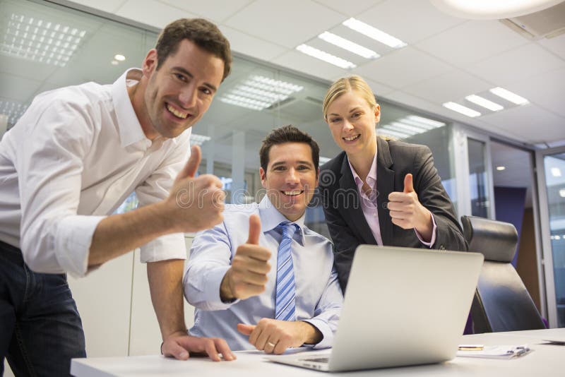 Équipe D'affaires Célébrant Un Bon Travail Au Bureau Image stock - Image du masculin, associés ...