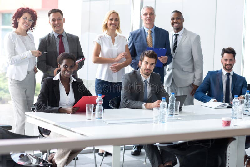 Équipe Multi-ethnique D'affaires Posant à La Société Image stock ...