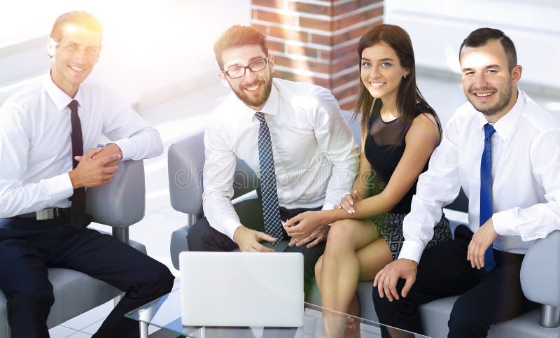 Équipe Réussie D'affaires S'asseyant Dans Le Lobby De Bureau Image stock - Image du directeur ...