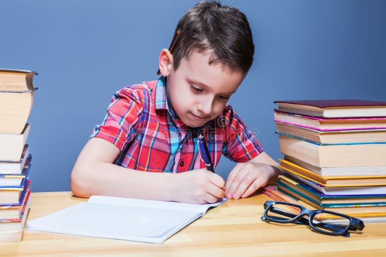 Étude D'écolier à L'école, étude De Devoirs Photo stock - Image du panneau, regarder: 92346790