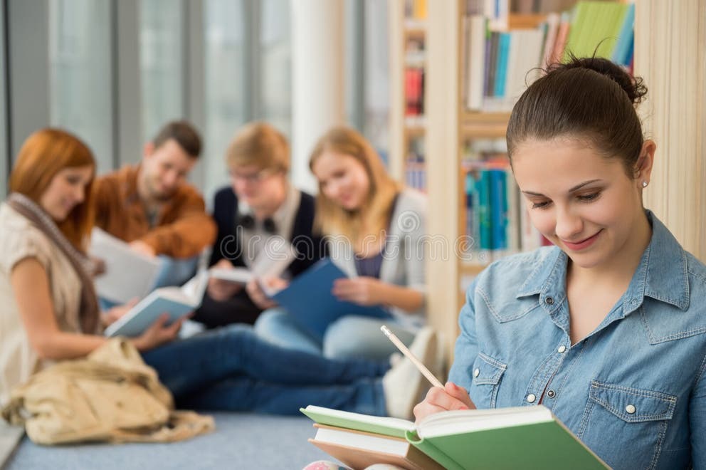 Étudiant D'école étudiant Dans La Bibliothèque Photo stock - Image du éducation, occasionnel ...