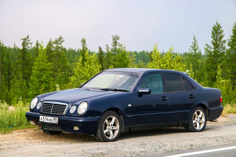 Мерседес-Benz W210 E240 редакционное фото. изображение насчитывающей черный - 74471276