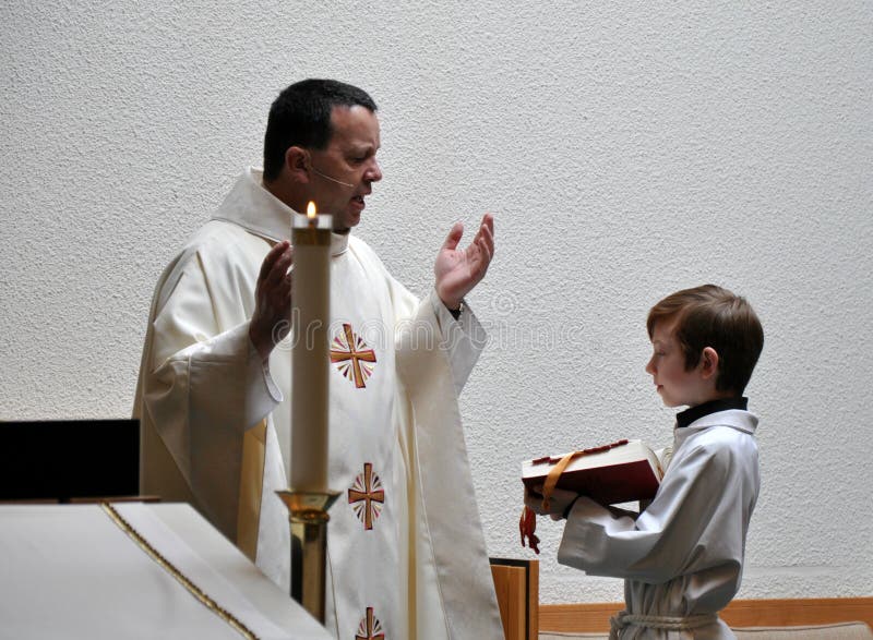 Священник и изменяет мальчика Редакционное Стоковое Изображение - изображение насчитывающей ...