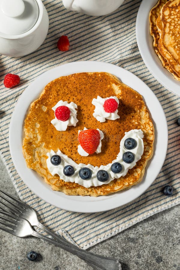 甜美的笑脸早餐煎饼 库存图片. 图片 包括有 表面, 蓝莓, 大使, 制动手, 新鲜, 膳食, 面带笑容 - 310009361