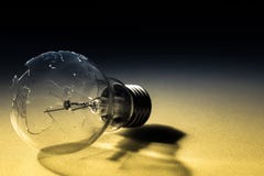 Ampoule cassée image stock. Image du lumière, énergie - 44209781