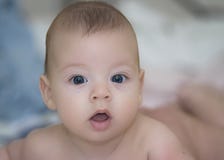 Petit bébé nu photo stock. Image du skincare, infant - 25640270