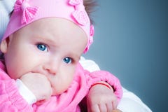 Petit bébé nu photo stock. Image du skincare, infant - 25640270