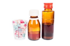 Bouteilles De Médicament De Sirop Sur Le Blanc Photos libres de droits ...