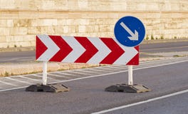 Segnale Stradale Della Barriera Della Deviazione Di Ostacolo Sulla ...