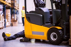 Gabelstaplerunfall Im Lagerhaus Stockfoto - Bild von hardhat, logistik ...