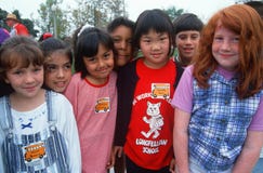 Multi Culturele Verschillende Springende Kinderen - Stock Foto ...