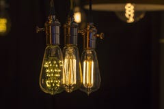 Vit LEDD Lampa Utan Trådar På Trätabellen Fotografering för Bildbyråer ...